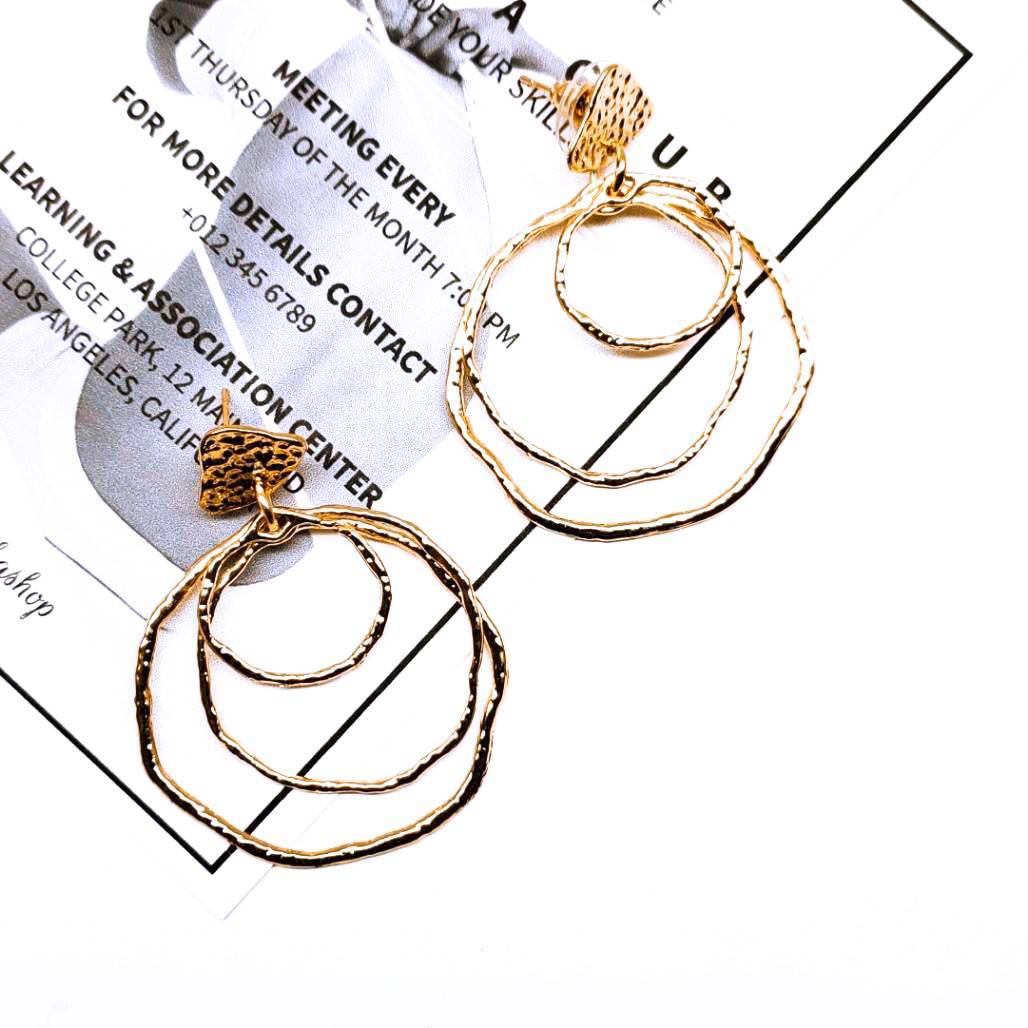 商品情報 サイズ ※サイズはお写真にてご確認下さいませ1ペア入りピアス土台/ピアス入荷いたしましたそのままご使用いただけますし、パーツなど組み合わせて、オリジナルデザインを組み合わせてご使用いただくこともできます高級感溢れるピアス/ピアス土...