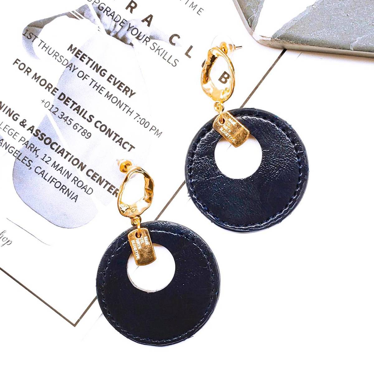 商品情報 サイズ ※サイズはお写真にてご確認下さいませ1ペア入りピアス土台/ピアス入荷いたしましたそのままご使用いただけますし、パーツなど組み合わせて、オリジナルデザインを組み合わせてご使用いただくこともできます高級感溢れるピアス/ピアス土...