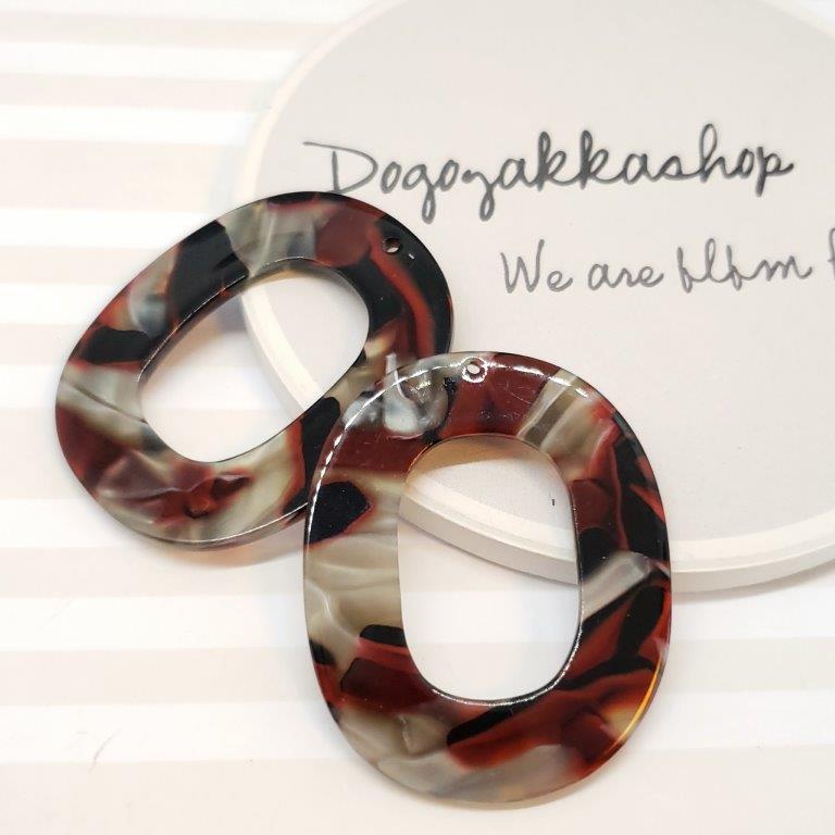 商品情報 サイズ 5cmX4cm素材 アクリル注意 海外製品の為、輸送時にカスレによる小傷が生じる場合がございます。完璧をお求めの方・神経質な方のご購入はご遠慮くださいませ。【道後雑貨店】4個 　特大サイズ　大理石風オーバルパーツ(穴あり）...