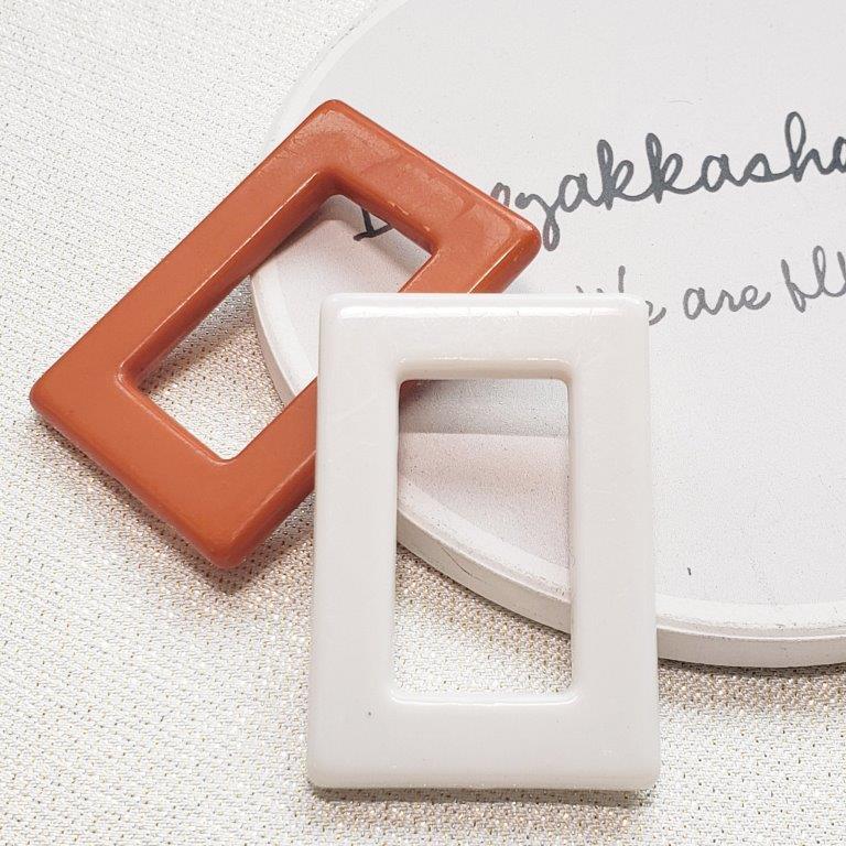 商品情報 サイズ 4.7cmX3.2cm素材 アクリル注意 海外製品の為、輸送時にカスレによる小傷が生じる場合がございます。完璧をお求めの方・神経質な方のご購入はご遠慮くださいませ。【道後雑貨店】　4個(2色x2個） 　大ぶりヴィンテージ風...