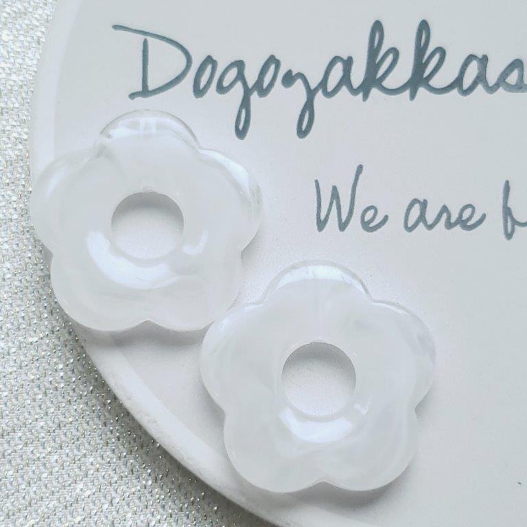 商品情報 サイズ 2.6cmx2.7cm　厚さ4.8mm素材 アクリル注意 海外製品の為、輸送時にカスレによる小傷が生じる場合がございます。完璧をお求めの方・神経質な方のご購入はご遠慮くださいませ。【道後雑貨店】6個 　マーブルフラワーパー...