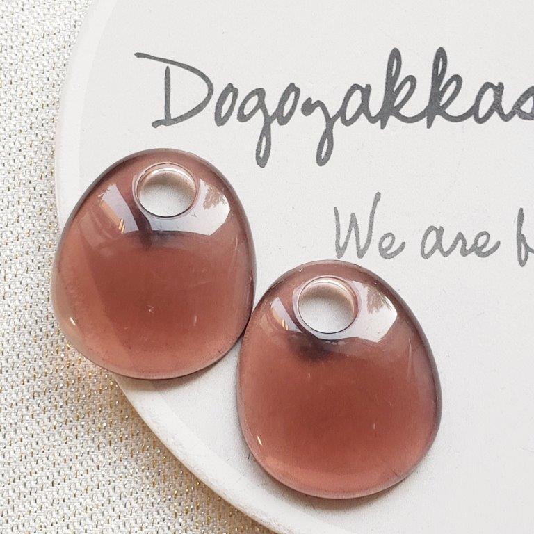 商品情報サイズ2.8cmx2.4cm素材アクリル注意海外製品の為、輸送時にカスレによる小傷が生じる場合がございます。完璧をお求めの方・神経質な方のご購入はご遠慮くださいませ。【道後雑貨店】4個☆ ぷっくりしずく型リングパーツ　スモーキーピン...