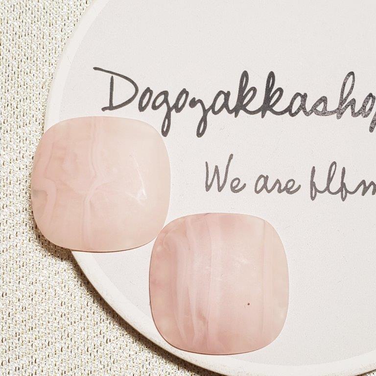 商品情報 サイズ 2.9cm　厚さ4ミリ素材 アクリル注意 海外製品の為、輸送時にカスレによる小傷が生じる場合がございます。完璧をお求めの方・神経質な方のご購入はご遠慮くださいませ。【道後雑貨店】　4個☆大ぶりマーブルスクエアカボション　ラ...