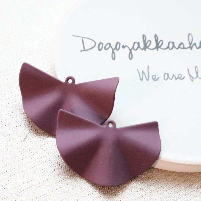 商品情報サイズ2.3cmx3.9cm　素材合金注意海外製品の為、輸送時にカスレによる小傷が生じる場合がございます。完璧をお求めの方・神経質な方のご購入はご遠慮くださいませ。【道後雑貨店】4個☆扇型ウエーブ合金パーツ　　パープル ハンドメイド...