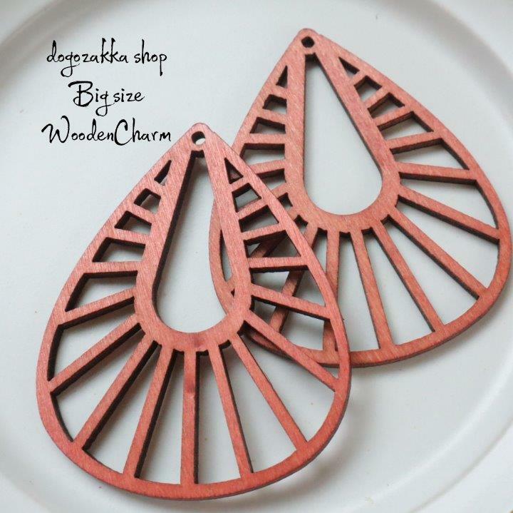 商品情報サイズ7cmx5.6cm　厚さ2.5mm素材ウッド注意海外製品の為、輸送時にカスレによる小傷が生じる場合がございます。完璧をお求めの方・神経質な方のご購入はご遠慮くださいませ。【道後雑貨店】4個 　大ぶりしずく形ウッドパーツ 【ウッ...