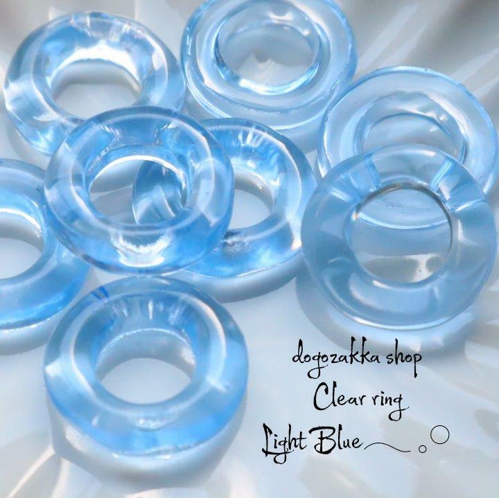 商品情報サイズ外径2cmx内径1cm　厚さ5mm素材アクリル注意海外製品の為、輸送時にカスレによる小傷が生じる場合がございます。完璧をお求めの方・神経質な方のご購入はご遠慮くださいませ。【道後雑貨店】8こ ぷっくりクリアリングパーツ　ライト...