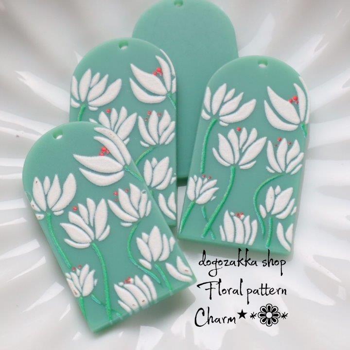 商品情報サイズ約3.7cmX1.8cm素材アクリル注意海外製品の為、輸送時にカスレによる小傷が生じる場合がございます。完璧をお求めの方・神経質な方のご購入はご遠慮くださいませ。【道後雑貨店】4個 　大ぶり不規則パーツ　フラワー柄グリーン　ハ...