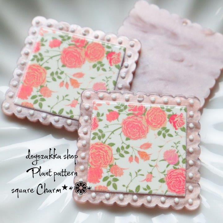 商品情報サイズ3.5cmX3.5cm　素材アクリル注意海外製品の為、輸送時にカスレによる小傷が生じる場合がございます。完璧をお求めの方・神経質な方のご購入はご遠慮くださいませ。【道後雑貨店34】4個 ☆大ぶりスクエアパーツ　ローズプリント ...