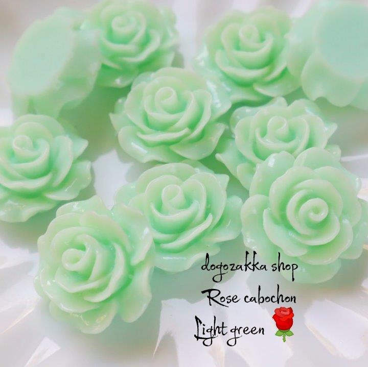 商品情報サイズ1.8cm　厚さ8ミリ素材アクリル注意海外製品の為、輸送時にカスレによる小傷が生じる場合がございます。完璧をお求めの方・神経質な方のご購入はご遠慮くださいませ。【道後雑貨店45】6個 ライトグリーンローズパーツ アクリルストー...