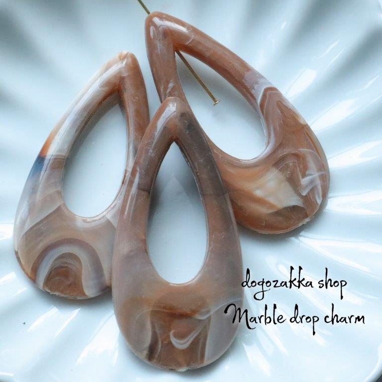 商品情報サイズ5.3cmX2.5cm素材アクリル注意海外製品の為、輸送時にカスレによる小傷が生じる場合がございます。完璧をお求めの方・神経質な方のご購入はご遠慮くださいませ。【道後雑貨店】4個 　5.3cmX2.5cm　大ぶりマーブルしずく...