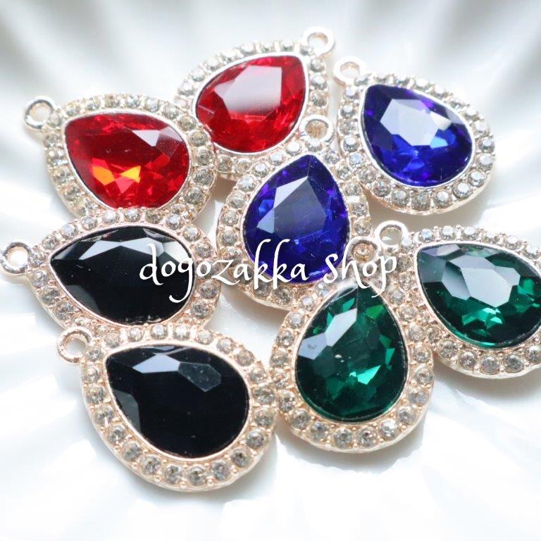 商品情報サイズ3cmX2cm素材クリスタル　合金注意海外製品の為、輸送時にカスレによる小傷が生じる場合がございます。完璧をお求めの方・神経質な方のご購入はご遠慮くださいませ。【道後雑貨店】2個☆クリスタルしずくチャーム　ハンドメイド アクセ...