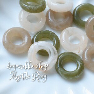 商品情報サイズ外径1.8cmx内径0.7cm　厚さ5mm素材アクリル注意海外製品の為、輸送時にカスレによる小傷が生じる場合がございます。完璧をお求めの方・神経質な方のご購入はご遠慮くださいませ。【道後雑貨店】4こぷっくりマーブルリングパーツ...