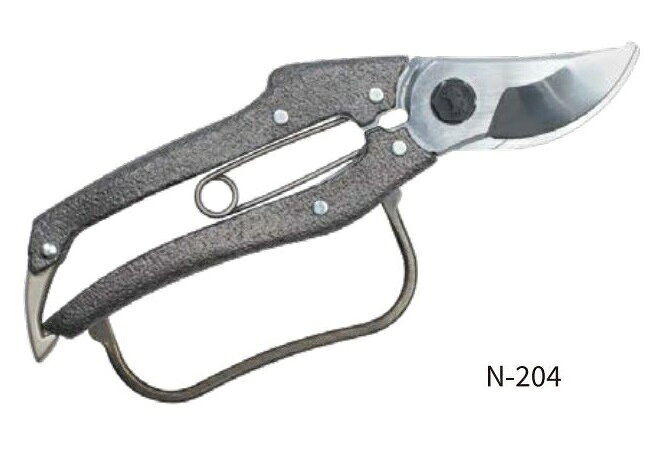 品番 N-204 品名 プロ200剪定鋏200(ガード付) 全長 200mm 刃長 60mm 重量 約205g ●ハードクロムメッキ仕様 刃はヤニやサビに強いハードクロムメッキを採用。 表面強度に優れ、汚れの落としやすさも魅力です。 ●鏡面...
