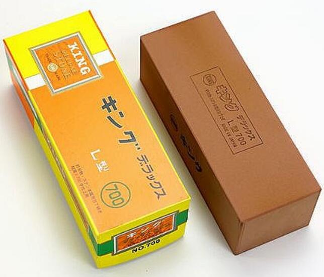 キングデラックス No.700L型 本職包丁研ぎ用 スペック サイズ 220×80×70mm 粒・硬度 #700　　JANコード(4963188100503) 用途 中仕上げ用 メーカー名 キング砥石株式会社 ・注意事項:モニター発色の具合...
