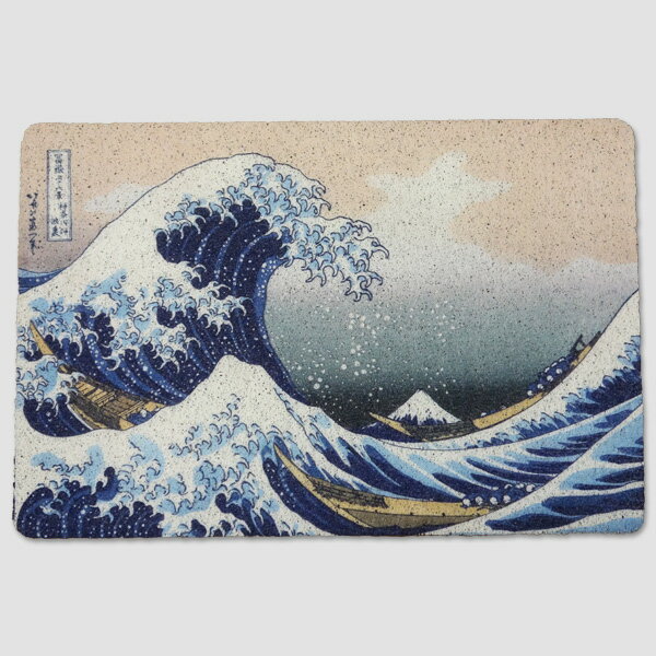 　素材：PVC COIL MAT 　人気のアメリカンフロアーマットシリーズに、葛飾北斎『富獄三十六景・神奈川沖浪裏』名画マットが登場！ 　玄関・リビング・キッチン・子供部屋・バス・トイレ・ガレージなど、敷くだけで和風の雰囲気を演出してくれま...