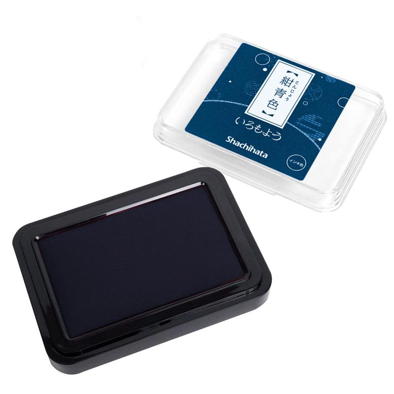 シャチハタ スタンプ台 スタンプパッド いろもよう 紺青色 (こんじょういろ) HAC-1-DB【盤面サイズ】63×40mm【特長1】独自のナノテクノロジーから生まれたインクを採用。スピーディーな乾燥時間(PPC用紙 約3秒)に加え、色鮮や...