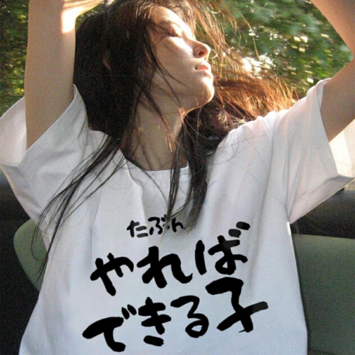 ■Detail オーバーサイズすぎず、程よいゆとり感のあるレギュラーサイズTシャツ。 タイトスカートやスリムパンツと合わせても、インせずそのまま着用でき、バランスよく決まります。 袖口はそのままでも、ロールアップしてコンパクトに着ても ■D...