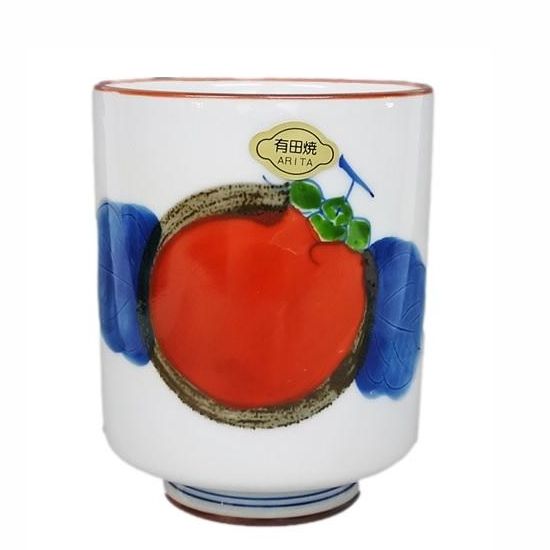 有田焼のあか湯呑は、匠の技が光る美しいデザインが特徴です。おしゃれでかわいらしいこの湯呑は、緑茶や番茶、煎茶を楽しむのに最適です。日本製の高品質な仕上がりで、日常使いはもちろん、特別な記念品やプレゼントとしても喜ばれます。伝統とモダンが融合...