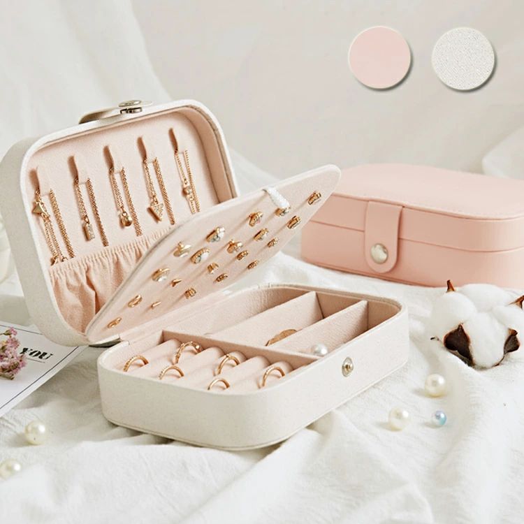 素材：PUレザー+ベルベット 商品名：ジュエリーケース サイズ：約16.5x11.5x5.5cm カラー：ベージュ、ピンク 生産国：中国 小分けの仕切りがたくさん付き、ネックレス、イヤリング、ピアス、 指輪などのアクセサリーを綺麗に分けて収...