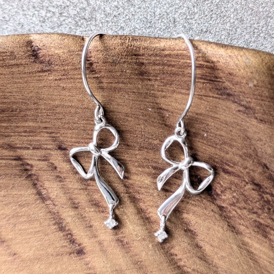 リボンデザインの小洒落れたピアス。 フックスタイルで着脱しやすく、軽いので付け心地もよいのが魅力です。 華奢な揺れるピアスは女子ウケもよく、デイリー使いにも最適です。 華やかさを添えるこのピアスで、あなたのスタイルを一層引き立てます。 【素...