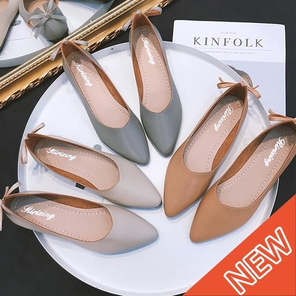 履いた時に女性らしさを引き立ててくれる1足 リボンが可愛らしいデザインですが、つま先の尖ったフォルムで甘くなりすぎず程よい大人可愛いパンプスです。 ローヒールで歩きやすく疲れにくいので、通勤やプライベートなどオフの日はもちろん、 多くのシー...