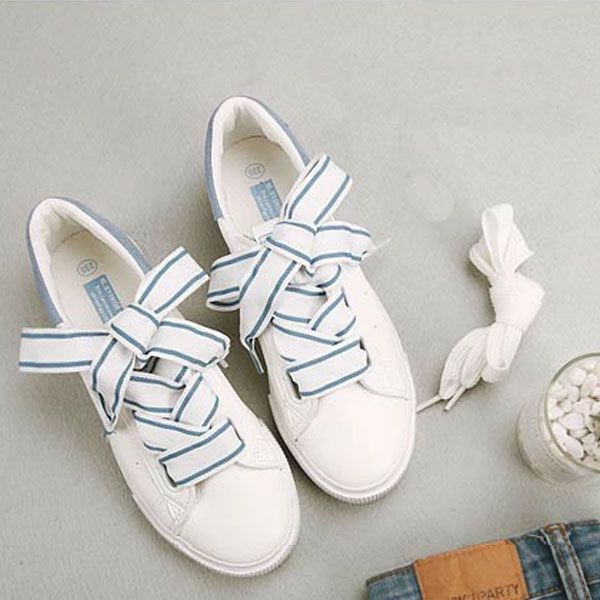 2種類の靴紐がセットになって様々なスタイルに合わせやすいデザインです柔軟性のある靴底で長時間の歩行でも足に負担がかりにくく、疲れにくいレジャーやショッピングなどにピッタリのスニーカーです 　・サイズ：23~25.5cm(0.5cmずつ)　・...