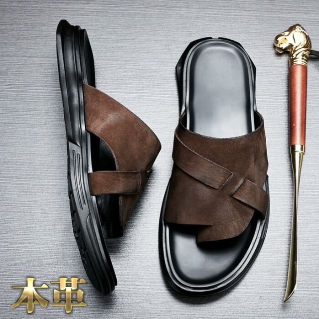 トレンドに合わせたファッション性の高い人気のデザイン 上質なレザーを使用したブラウンカラーのアッパーとフットベッドがプレミアムな印象のサンダル。 足全体を包み込む形状になっている為、足にフィットする履き心地。 革の高級感とマットなブラウンカ...