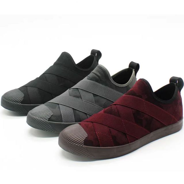 シンプルながら個性が輝るスリッポンの登場。 合わせやすいカラーをご用意。 キャンバス素材にバンドをクロスに施したデザイン。 カジュアルでいながらキレイめ要素をプラスした万能スリッポン！ どんなボトムスにも合わせやすいので、 一足は持っておき...