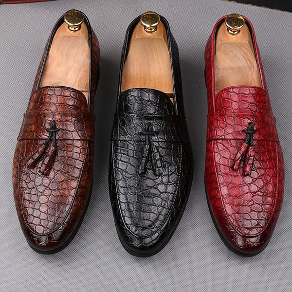 メンズタッセルローファー クロコダイルの高品質マイクロファイバーレザーがエレガントな大人の雰囲気のローファーです。 アウトソールとインソール合わせて4cm身長UP。 アーモンドトゥデザインのシューズはすっきりと足長にスタイルを良く見せます。...