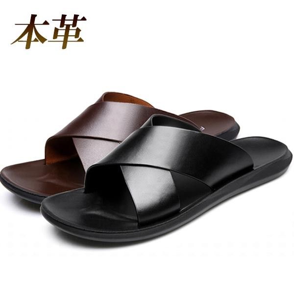 上質なレザーを使用したアッパーとフットベッドがプレミアムな印象のサンダル。足全体を包み込む形状になっている為、足にフィットする履き心地。革の高級感とマットなカラーが存在感のある1足です。・サイズ：24.0cm~27.0cm(0.5cmずつ)...