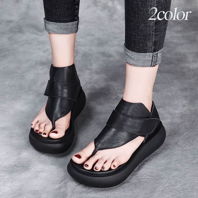 koala【コアラ】 トレンドの厚底サンダル♪ セクシーさもちょっぴり感じさせるGOODアイテム！！ シンプルだからテイストを選ばず、ヘビロテ間違いなし！ ・サイズ：22.5~25.0cm(0.5cmずつ) ・カラー：ブラック、ブラウン ・...