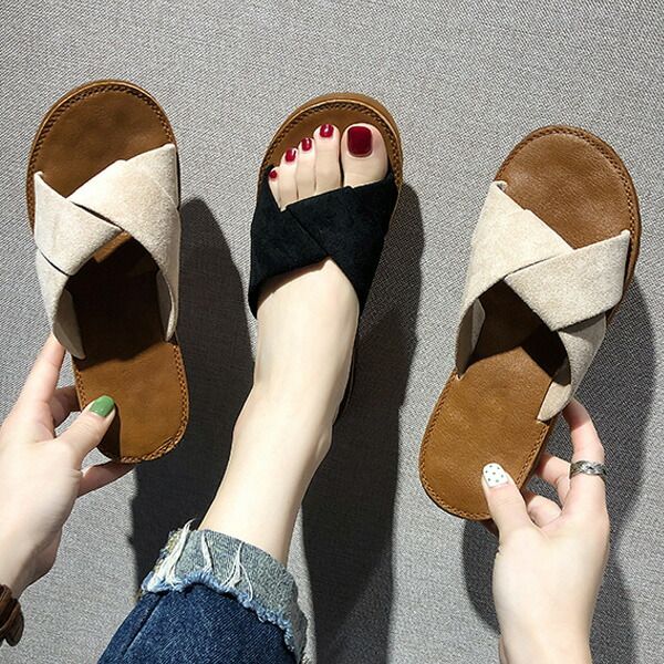 トレンドのフラットサンダル スエード調の素材が大人の雰囲気♪ シンプルだからテイストを選ばず、ヘビロテアイテム間違いなし！！ ・サイズ：22.0cm~25.0cm(0.5cmずつ) ・カラー：ブラック、カーキ ・素材：マイクロファイバーレザ...