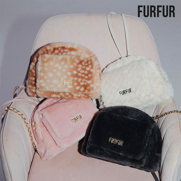 - FURFUR - 2WAYエコファーミニリュック - 商品説明文 - ふわふわのファー素材に大きなロゴカシメが映える、横長フォルムの2WAYリュック。 出し入れしやすいワイドな開口部と立体ポケットを備え、実用性も抜群です。高級感のあるチ...