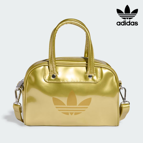 - adidas originals - アディカラーミニボウリングバッグ - 商品説明文 - 光沢感のあるシルエットと多彩な持ち方が楽しめる、汎用性の高いミニバッグ。 アディダスのアーカイブスタイルをベースにした「アディカラー ミニ ボウ...