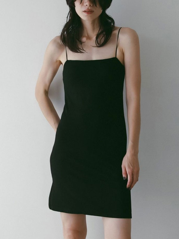 - anuke - Capin Long Camisole - 商品説明文 - カットソー素材を使用したインナーロングキャミソール。 パット付きで一枚でペチコートとして着用可能。 優しく身体に沿うシルエットと、柔らかな着心地で、 透け感のあ...