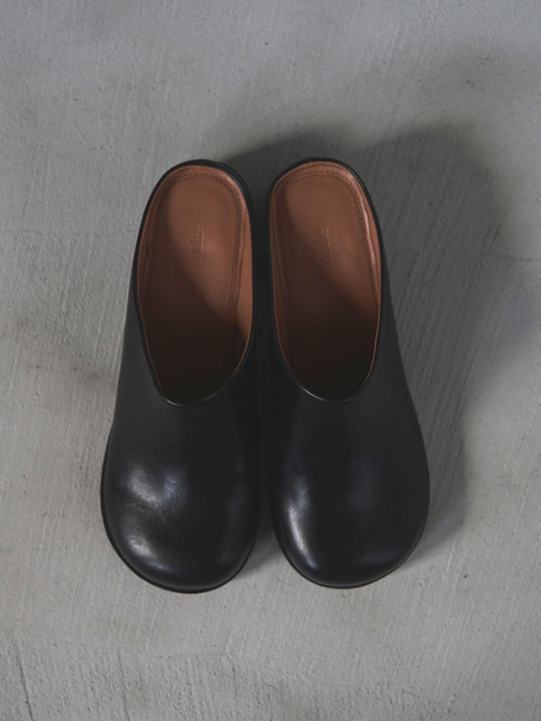 - anuke - Ecoleather Heel Slip-ons - 商品説明文 - 幅広いスタイリングに合わせやすいヒールスリッポン。 ころんと丸みのあるフロントと安定感ある太めのヒールで、履き心地の良さも魅力。 足元の見えるコーディ...