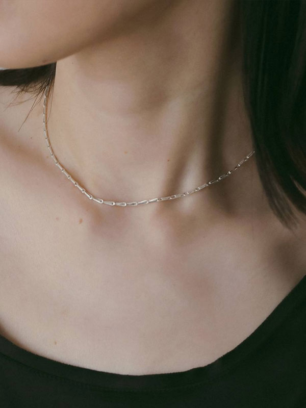 - anuke - Chain Necklace - 商品説明文 - 特長的なデザインチェーンを用いた、ミニマルな一連ネックレス。 首元に程よく沿うショートタイプで、装いに自然と馴染みます。 主張しすぎないデザインは、スタイルやシーンを選ば...