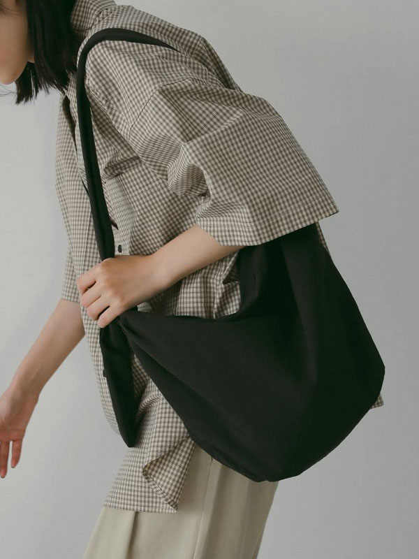 - anuke - Knot Nylon Bag - 商品説明文 - 昨年もご好評いただいた軽くて柔らかいナイロン素材で仕上げた、 ショルダーBAG。人気のブラックに加え、 ニュアンスあるアイスブルーが新色で登場。 持ち手はお好みの位置で結...