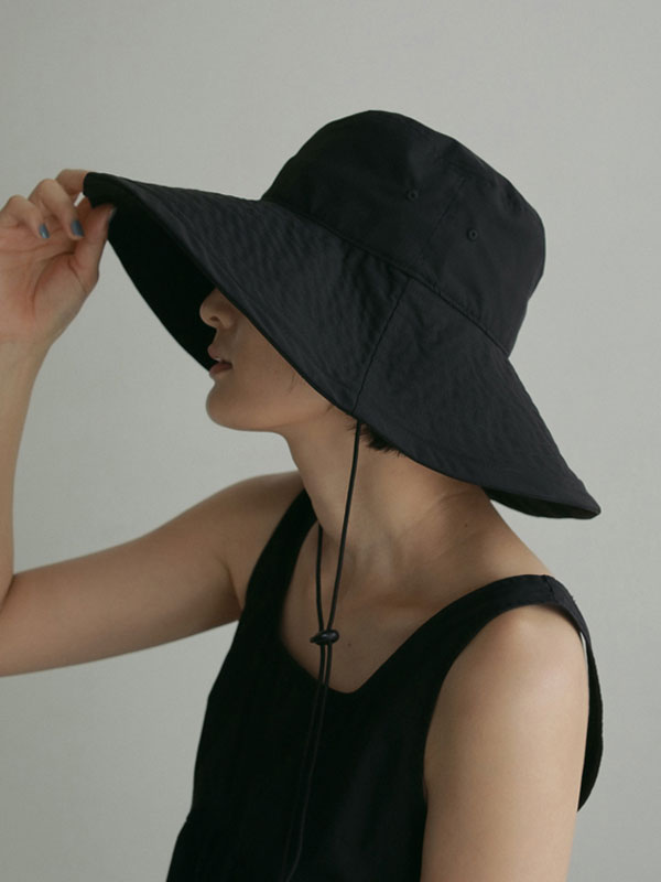 - anuke - Stitch Nylon Hat - 商品説明文 - 大きめのツバが印象的なナイロンハット。 顔周りをしっかりと隠してくれるので、紫外線からもしっかりガードしてくれます。 ステッチを効かせ、ラフに仕上げました。 細い針金...