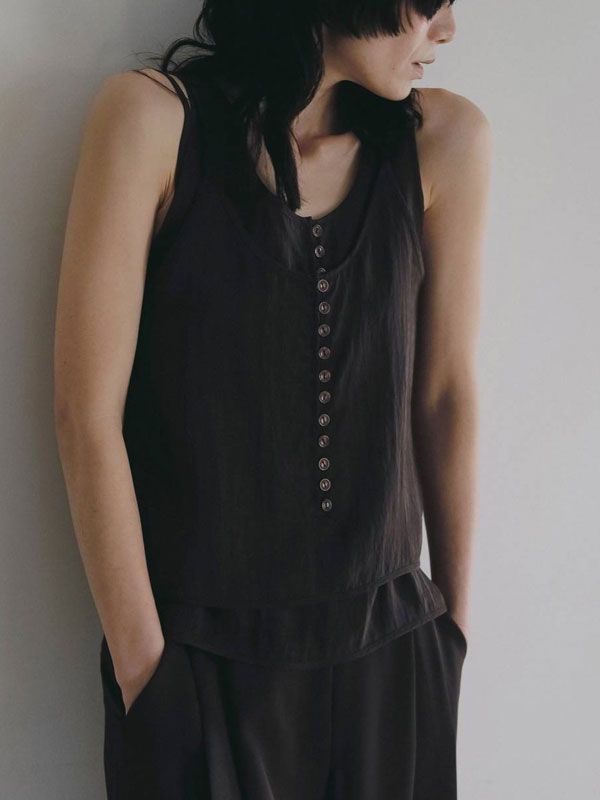 - anuke - Camisole Layered Tanktop - 商品説明文 - 上品な艶とやわらかな透け感で、シックにまとまるレイヤードトップス。 タンクトップとキャミソールのセットアイテムです。繊細にあしらったフロントのボタンデ...