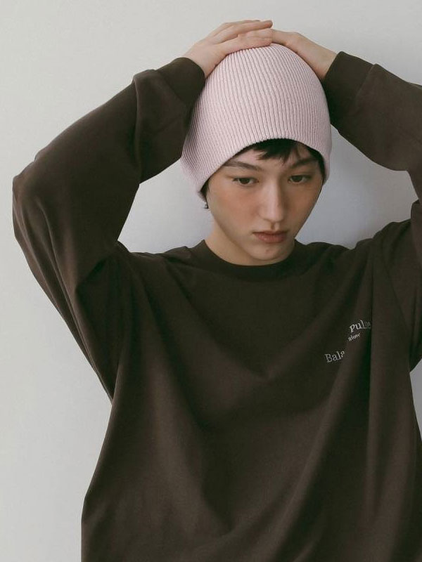 - anuke - Knit Beanie - 商品説明文 - ご好評いただいたニットビーニーが、 今シーズンのムードをまとった新色で登場。 軽やかな装いに馴染むネイビーとチャコールグレー、 スタイリングのアクセントになるピンクの3色展開で...