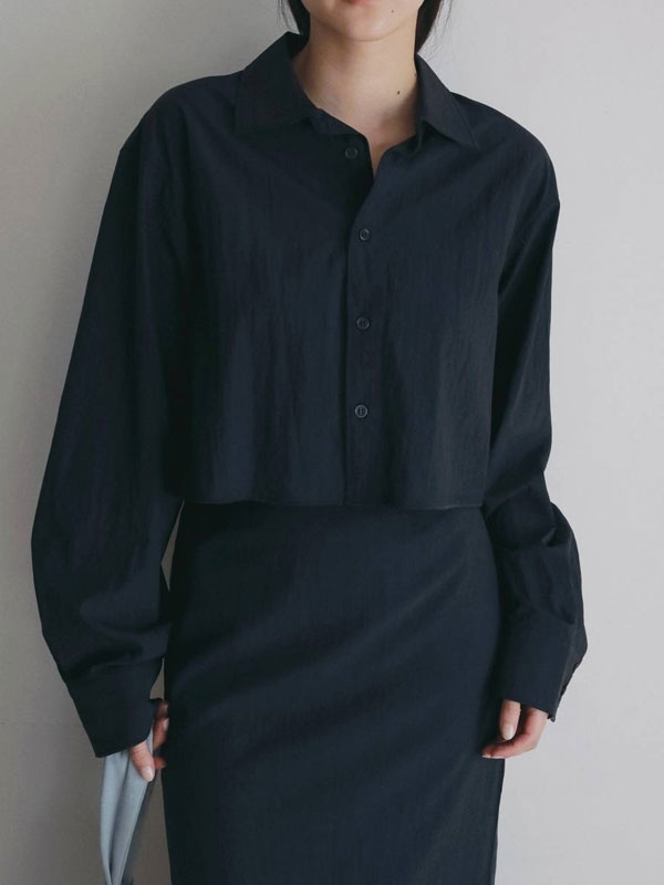 - anuke - Sheer Compact Shirts - 商品説明文 - ナイロン混のシアー素材で仕上げたコンパクトシャツ。 ショート丈で、すっきりとミニマルな印象に。 柔らかな透け感が軽やかなニュアンスを生む、着るだけで抜け感ある...
