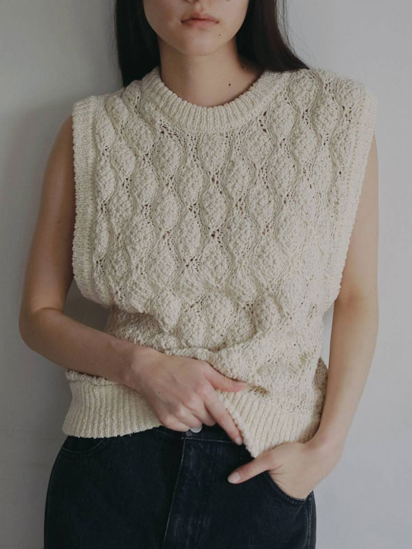 - anuke - Slub Pattern Vest - 商品説明文 - 表情のあるスラブ糸で立体感のある柄編みに仕立てたニットベスト。 シンプルなボトムに合わせるだけで、自然とスタイリングに奥行きを添える一枚です。 肩周りをやさしく覆い...