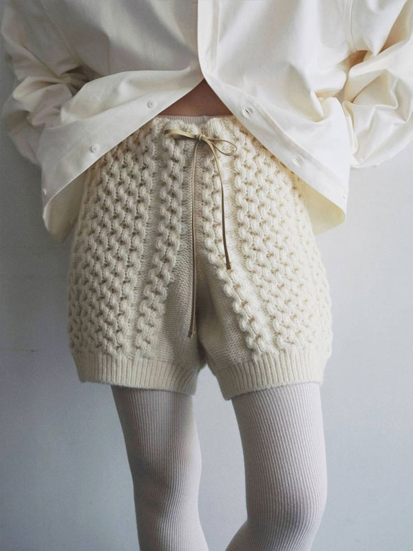 - anuke - Cable Knit Bloomer - 商品説明文 - ウール混の糸を使用し、ローゲージのケーブル編みで仕上げたニットブルマ。ケーブル編みと裾リブのコントラストで、丸みのあるフォルムとボリューム感を際立たせています。ウ...