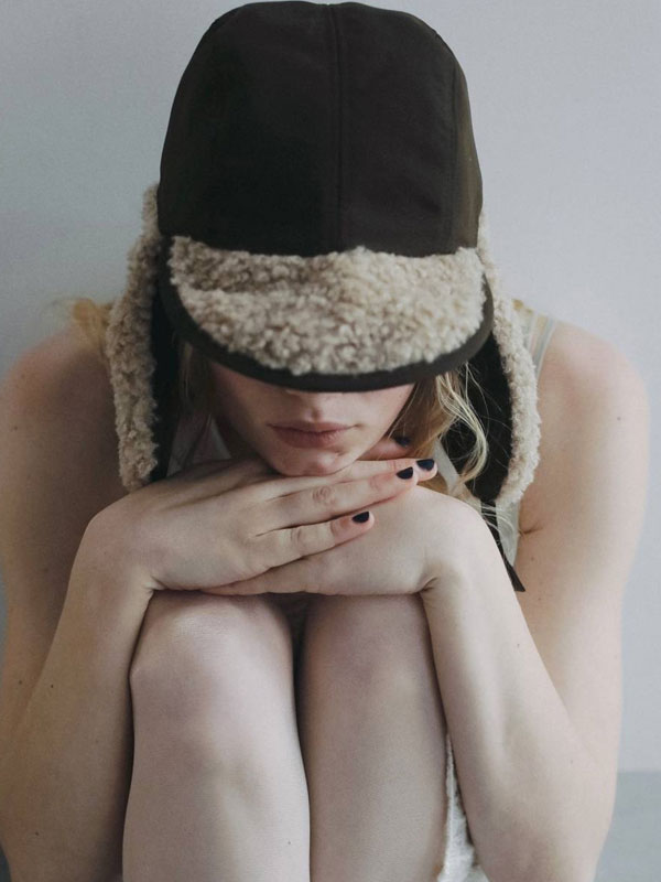 - anuke - Boa Flight Cap - 商品説明文 - 柔らかなボアが顔周りを優しく包むフライトキャップ。フラットなナイロン面とボア面のリバーシブル仕様です。耳まで覆うデザインで、防寒性も十分。サイドのストラップで耳周りをトッ...