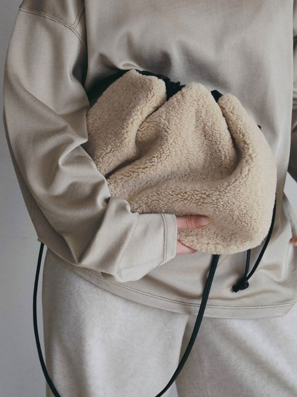 - anuke - Reversible Boa Bag - 商品説明文 - 柔らかなボア素材とエコレザーを組み合わせたドロストバッグ。細めの肩紐付きで、クラッチとしてラフに持ったり、ショルダーとしても楽しめます。暖かなボア面と上品なエコレ...