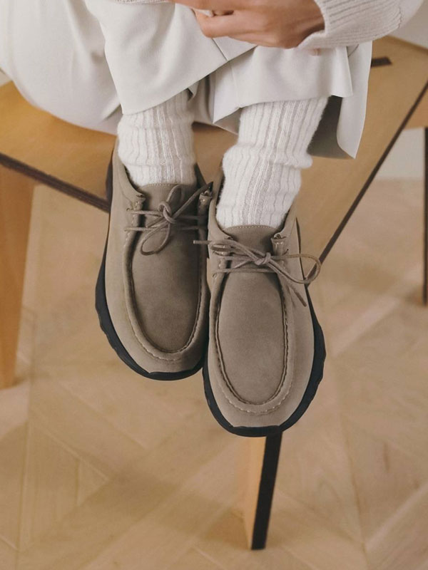 - anuke - Eco Suede Moccasin - 商品説明文 - クッション性のあるボリュームソールが目を惹くエコスエードモカシン。 足馴染みの良さと、スニーカーのようなラフな履き心地が魅力です。 カジュアルなスタイルにはもちろ...