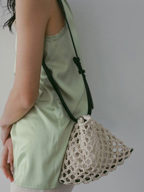 - anuke - Macrame Shoulder Bag - 商品説明文 - マクラメ編みで仕上げたシーズンムード高まるミニバッグ。 エコレザーとのコンビで、肩紐は長さ調節も可能です。 コンパクトなサイズと夏らしい涼やかなルックスで、ス...