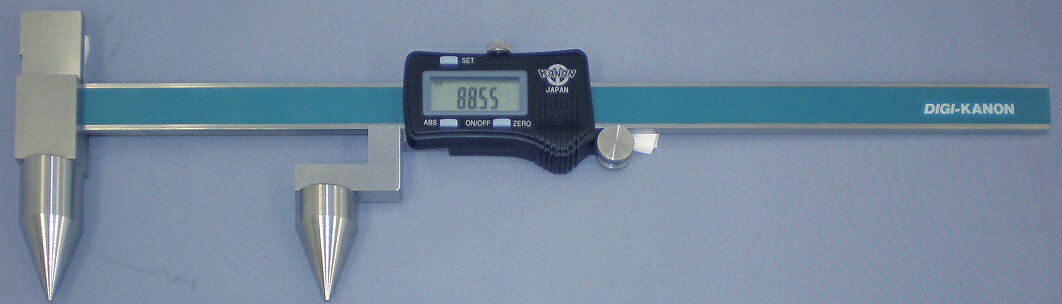 《仕様》●測定範囲　端・壁〜穴：10〜300mm　穴〜穴：20〜300mm●最小表示量：0.01mm●器差：±0.05mm●最小穴径：φ2mm●最大穴径：φ20mm●電源：SR44×1個●質量：550g●全長：430mm《特長》●直読タイプ...