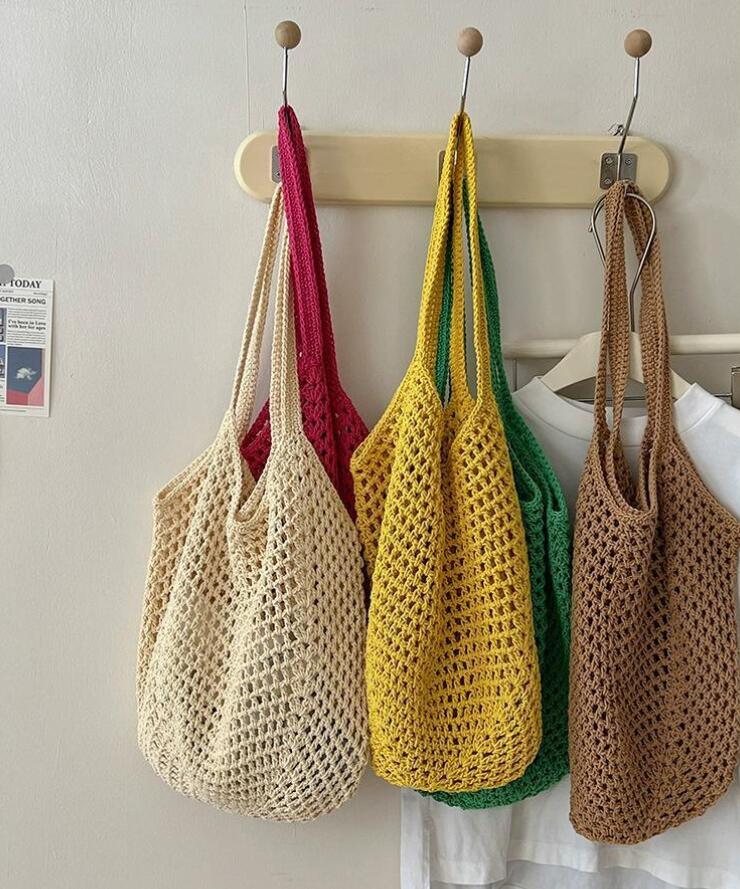【商品情報】・サイズ:35*35*2CM・商品内容:バッグ・生産国:中国商品について：※サイズ表記は目安です。若干の誤差がある場合がございます。※この商品は少々、染料のニオイや色落ちがある場合がございます。身体に害のあるものではありませんの...